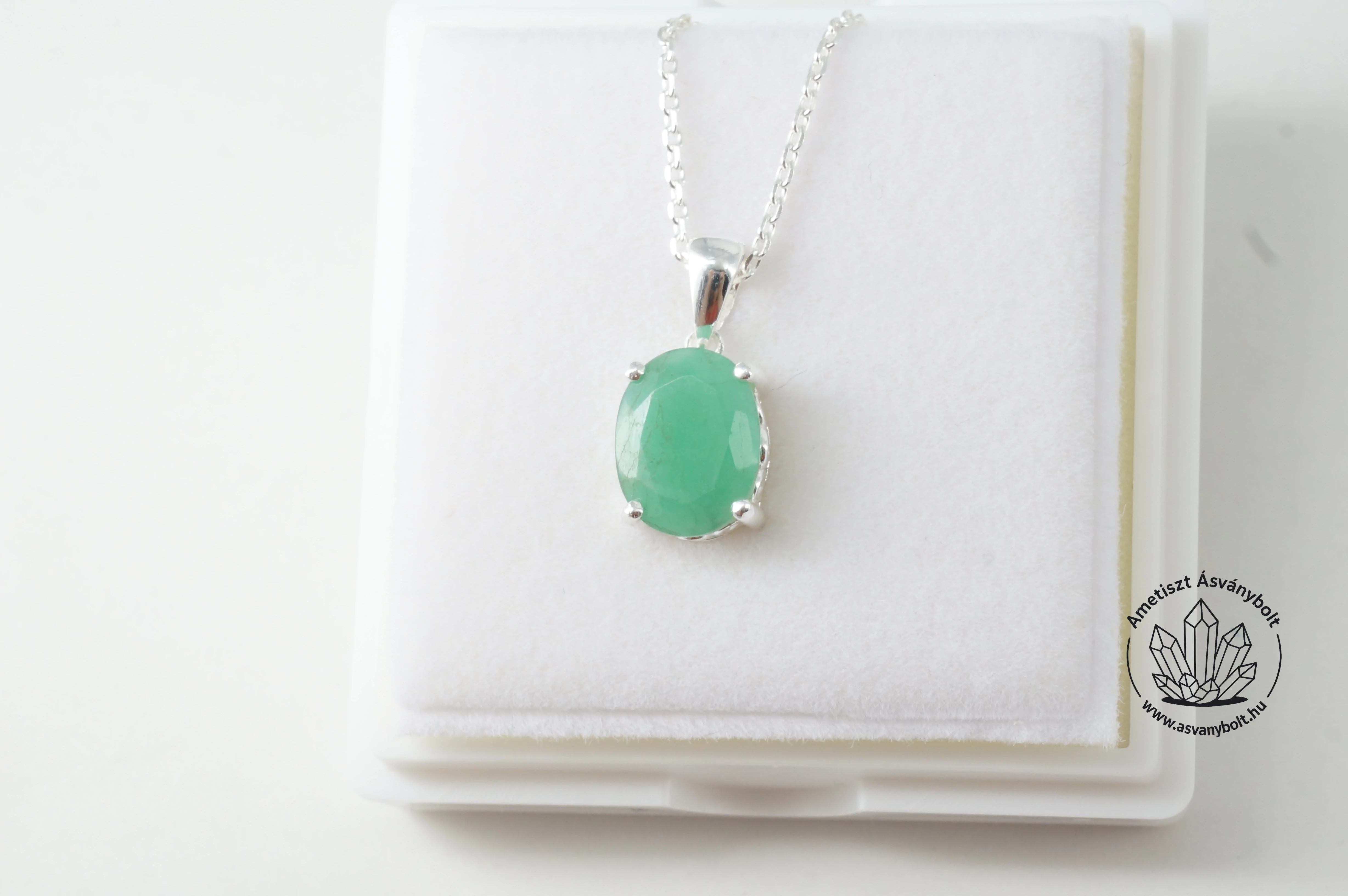 Ametiszt Ásványbolt - Smaragd drágakő ezüst medál láncon 43200 I.